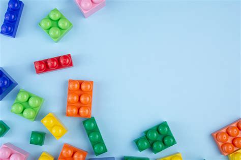 파란색 배경에 화려한 플라스틱 빌딩 블록입니다 텍스트의 공간을 복사 합니다 평평한 누워 0명에 대한 스톡 사진 및 기타 이미지 Istock