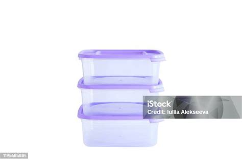 보라색 뚜껑이있는 플라스틱 투명 식품 용기 3 개 흰색 분리 컷아웃에 대한 스톡 사진 및 기타 이미지 컷아웃 플라스틱 용기 3가지 개체 Istock