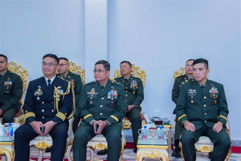 ឯកឧត្តម នាយឧត្តមសេនីយ៍ វង្ស ពិសេន អនុញ្ញាតឲ្យគណៈប្រតិភូ កងទ័ពជើងគោកហ្វីលីពីនចូលជួបសម្តែងការគួរសម