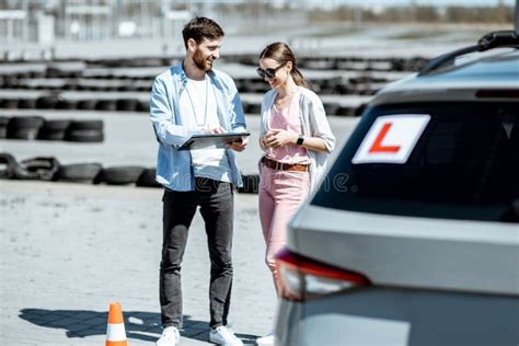 Instructor Con El Estudiante En Los Outdooors De La Escuela De Conducci N Imagen De Archivo