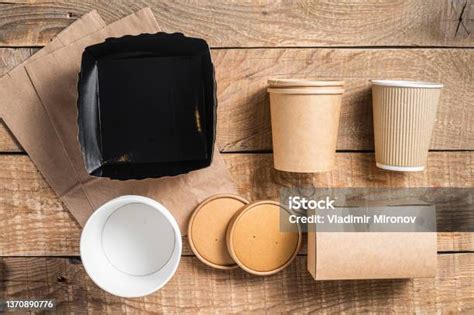 일회용 종이 식기 종이 컵 접시 가방 패스트 푸드 용기 및 칼붙이의 친환경 재활용 세트 나무 배경 맨 위 보기입니다 복사 공간 0에 대한 스톡 사진 및 기타 이미지 Istock
