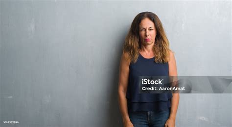 중세 스페인 여자 문제 때문에 그런 지 회색 벽 의심과 긴장 찡그림 화가 서 부정적인 사람입니다 갈색 머리에 대한 스톡 사진 및 기타 이미지 Istock