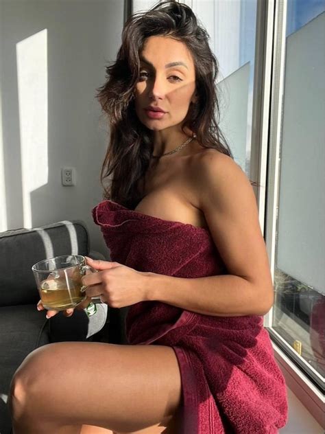 31 Fabulous Girls Dressed Only In Towels Barnorama