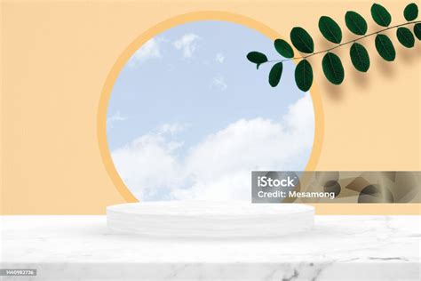 흰색 대리석 테이블과 원형 대리석 연단은 나뭇잎 그림자 갈색 콘크리트 벽 질감 배경에 최소한의 구름이 있으며 화장품 프레젠테이션 배경 디스플레이 및 모형에 적합합니다 강단에