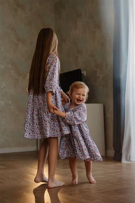 Сестры старшая сестрамладшая сестра домашняя фотосессия домашняя