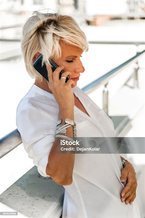 전화를 사용 하 여 흰색 정장에 아름 다운 매력적인 금발 비즈니스 우먼 40 44세에 대한 스톡 사진 및 기타 이미지 40 44세 가냘픈 그리스 Istock