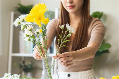 꽃꽂이 꽃병에 꽃을 만드는 아시아 젊은 여성 꽃집의 손을 닫고 테이블에 꽃다발을 만들고 거실에 실내 장식을 배치하고 수제 집 인테리어 또는 장식 사람들에 대한 스톡 사진 및