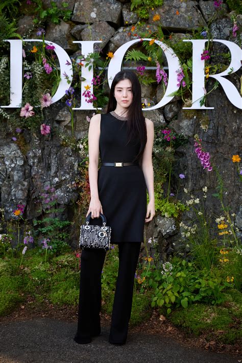 한소희 2025 크루즈 컬렉션에서 빛나는 디올 뷰티룩 선보여