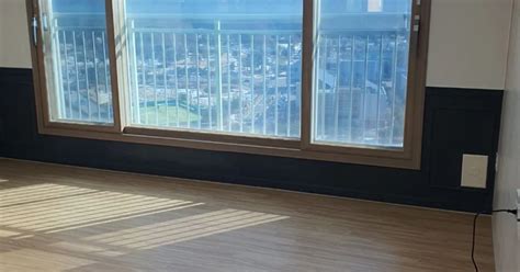 보이지 읺는 곳까지 신경써서 청소해주었어요 오래된 스티커 흔적도 깨끗하게 제거해주시고 창틀 실리콘에 있는 곰팡이도 해결해 주셨어요 친절까지 하셔서 너무 만족스러웠어요