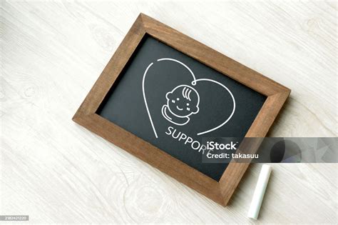 심장과 지원 단어로 둘러싸인 아기의 그림이 있는 칠판 프레임 0명에 대한 스톡 사진 및 기타 이미지 0명 가정 주부 공공 서비스 Istock
