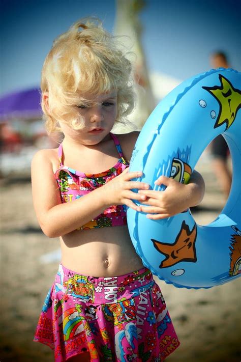Il Blu Ha Osservato La Bambina Bionda Sulla Spiaggia Nell Estate Fotografia Stock Immagine Di
