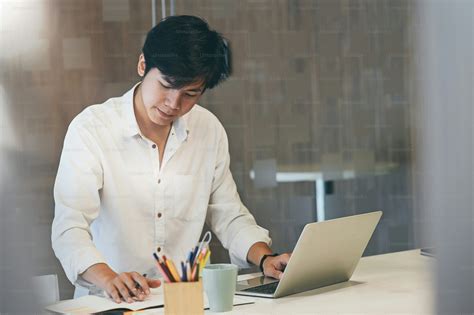 편안한 사무실에서 일하는 창의적인 청년 사진 Unsplash의 남자 사무실 이미지