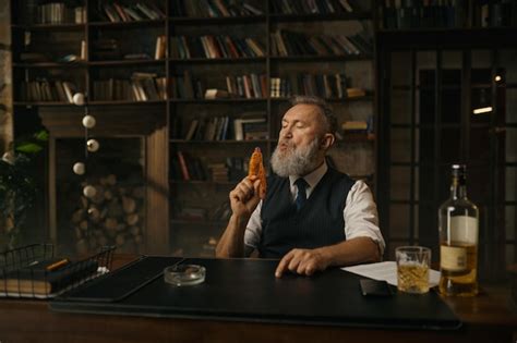 Ingénieur Informatique Adolescent Frustré Et Accablé Allongé Sur Le Sol Enveloppé Dans Des Fils