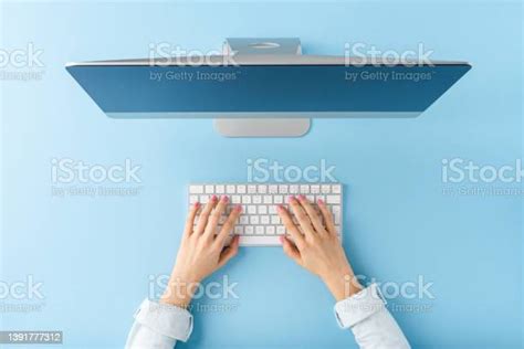 파란색 배경에서 컴퓨터에서 작업하는 여성의 손의 오버 헤드 샷 사무실 데스크톱 플랫 레이 개념에 대한 스톡 사진 및 기타 이미지