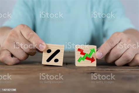 사업가는 퍼센트와 위 또는 아래 화살표가있는 나무 블록을 보유하고 있습니다 모기지 및 대출 금리 이자율 주식 은행에 대한 스톡 사진 및 기타 이미지 Istock