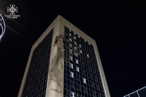 Київ уночі був під атакою шахедів є руйнування від падіння уламків