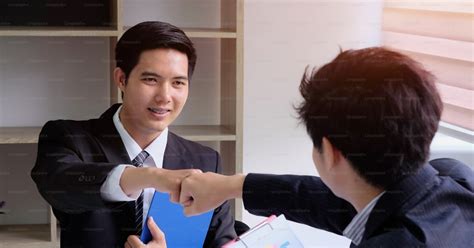 파트너십 비즈니스 개념 두 사람이 비즈니스 미팅 후 손을 부딪칩니다 사진 Unsplash의 트러스트 이미지