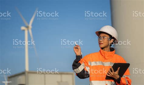 풍력 터빈 농장에서 디지털 태블릿을 사용하는 보호복을 입은 아시아 여성 30 34세에 대한 스톡 사진 및 기타 이미지 30
