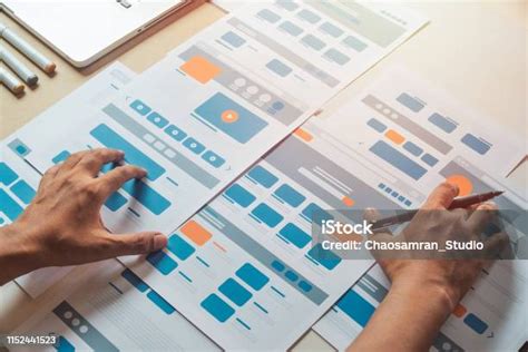 웹 사이트 디자이너 크리에이티브 계획 응용 프로그램 개발자 개발 초안 스케치 도면 템플릿 레이아웃 프로토타입 프레임 워크 와이어 프레임 디자인 스튜디오 사용자 경험