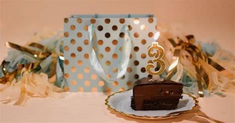 촛불이 든 접시에 케이크 한 조각 사진 Unsplash의 선물 가방 이미지