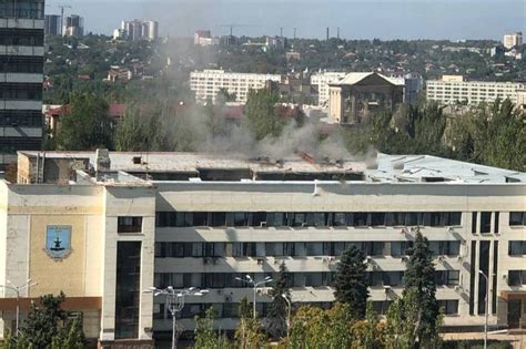 Здание драмтеатра в Донецке оказалось повреждено в результате обстрела ВСУ