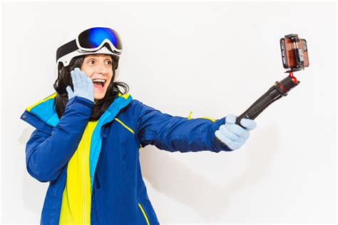 클로즈업 스노우 보더 여자는 푸른 양복 고글 마스크 모자 스키 패딩 재킷을 입고 셀카 촬영 Pov 모바일 휴대 전화 일반 흰색 공간 배경에 고립 겨울 익스트림 스포츠 취미