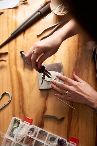 상위 뷰 손과 여성 금 금속판의 보석 도구 다이아몬드 설정 및 제품 제조 보석 작업자 중소기업 소유자 및 스튜디오 워크샵 디자이너 반지에 대한 스톡 사진 및 기타 이미지