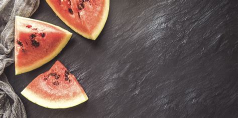 어두운 배경 여름 음식 배경 건강 한 식습관에 익은 빨간 수 박 에코친화적인 제품입니다 유기 과일입니다 Copyspace입니다 유기 음식입니다 상위 뷰 0명에 대한 스톡