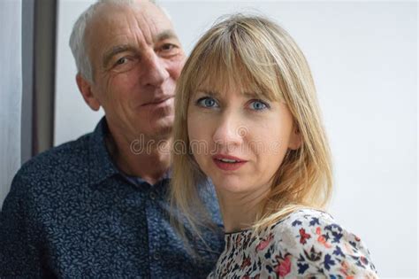 La Joven Esposa Y El Esposo De Mayor Edad Beben A Causa Del Problema De Potencia En Su Familia