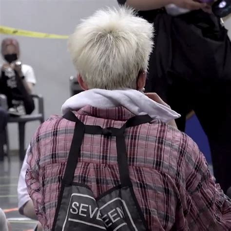 야채 On Twitter 작년에 사진을 얼마나 많이 찍었는지 1년이 다 되었는데도 가끔씩 어딘가에서 튀어나오는 새로운 금발짧머 사진들을 보게되면 어딘가로사라져버린 귀에