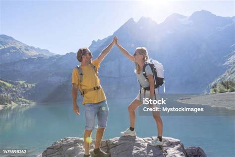 바위 꼭대기에서 하이파이브를 하며 성공을 축하하는 두 명의 등산객 2명에 대한 스톡 사진 및 기타 이미지 2명 30 34세 건강한 생활방식 Istock