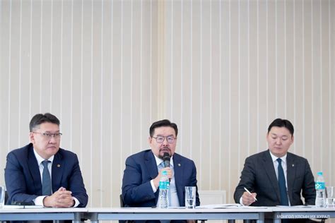 Төсвийн тухай хуульд нэмэлт өөрчлөлт оруулах тухай хуулийг хүлээлгэн өгөв