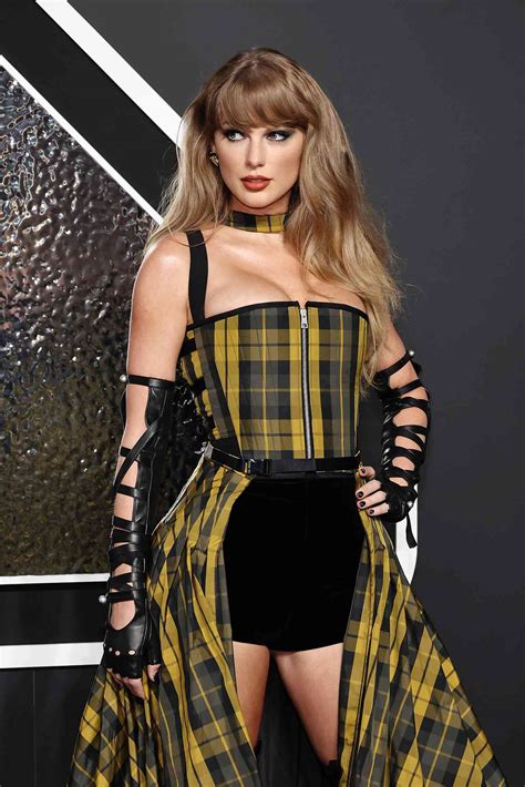 Taylor Swifts 2024 Mtv Vmas Look Is So Reputation Coded
