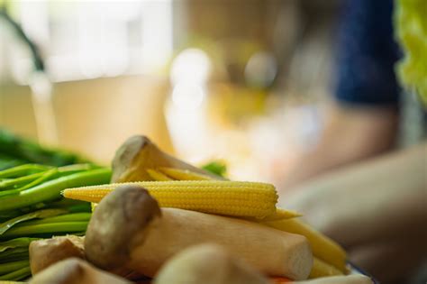 부엌에서 싱크대에 야채 는 좋은 건강을 위해 신선한 샐러드를 요리하기 위해 흐림 여자의 손 세척 신선한 야채 수제 및 비건 식품