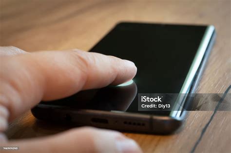 생체 인식 개인 인증 앱으로 스마트폰 스캔 지문 잠금 해제 남성이 스마트폰 화면을 눌러 지문으로 잠금을 해제합니다 개념에 대한 스톡 사진 및 기타 이미지 Istock