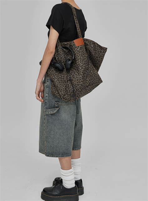 소크 스냅버튼 레오파드 빅 숄더백 에이블리