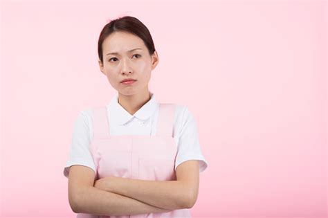 여자 문제가 얼굴을 가진 백색 균일 하 고 핑크 앞치마 교차점 팔을 입고 간호사에 대한 스톡 사진 및 기타 이미지 간호사