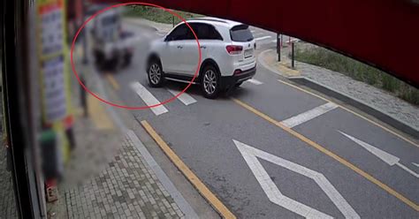 영상 Suv차량 건물로 돌진차량 5대 파손·작업자 1명 사망