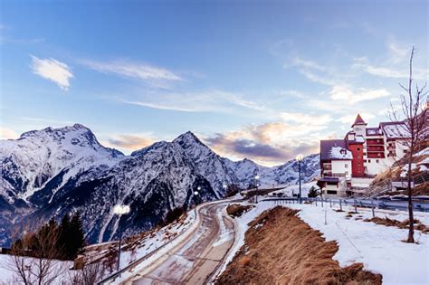 눈 덮인 봉우리 레 두 알프스 프랑스 알프스산맥이 있는 알프스 마을과 산맥전망 눈 냉동상태의 물에 대한 스톡 사진 및 기타 이미지 눈 냉동상태의 물 산 0명 Istock