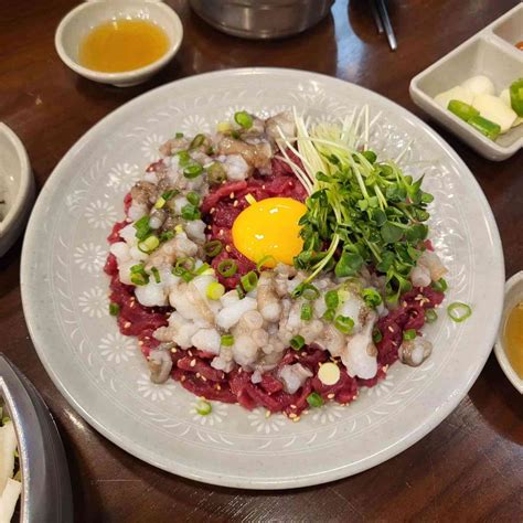 쫄깃한 식감 유쾌하게 즐기는 육회 맛집 Best5