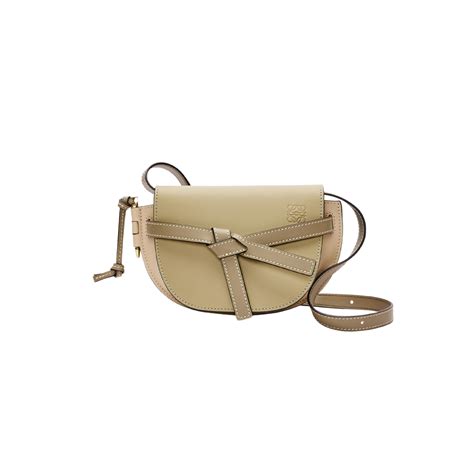 로에베 미니 게이트 듀얼백 소프트 카프스킨 클레이 그린 더스티 베이지 Loewe Kream