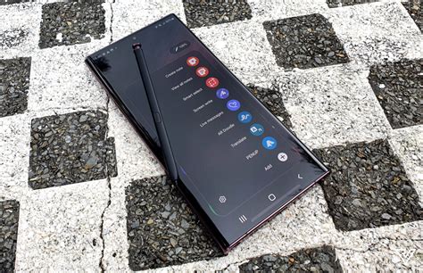 بررسی گلکسی S22 اولترا ؛ موشکافی سیستم، دوربین، عملکرد و باتری تکراتو