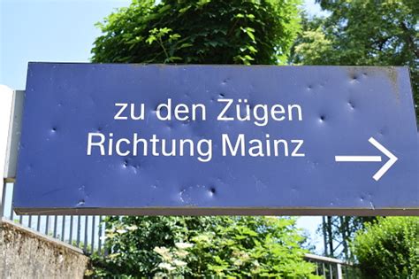 ป้ายสถานีรถไฟไปยังรถไฟไปไมนซ์ ภาพสต็อก ดาวน์โหลดรูปภาพตอนนี้ Railroad Car กลางแจ้ง การ