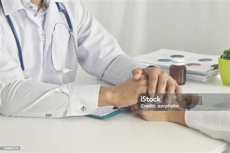 병원에서 여성 환자를 안심시키는 의사의 손을 닫습니다 환자의 손을 잡고 있는 의사 환자와 상담하는 의사 2명에 대한 스톡 사진 및 기타 이미지 Istock