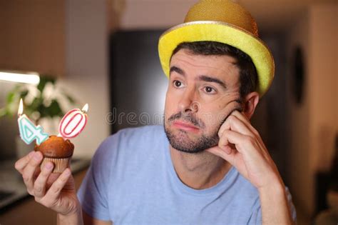 Hombre Triste Celebrando Su Cumplea Os N Mero Imagen De Archivo Imagen De Cristales Barba