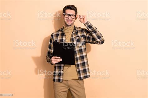 매력적인 쾌활한 남자 부동산 중개인의 초상화 베이지 색 배경 위에 고립 된 사양을 만지는 문서를 들고 클립 보드에 대한 스톡 사진 및 기타 이미지 Istock
