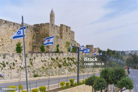 Флаги Израиля И Иерусалима На Фоне Стен Старого Города И Башни Давида ...