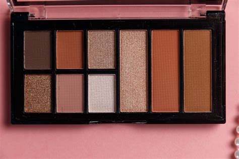 아이 섀도 복사본 공간와 화려한 분홍색 배경에 대 한 창조적인 여성 화장품의 플랫 하다 상위 뷰 개인 장식품에 대한 스톡 사진 및 기타 이미지 Istock