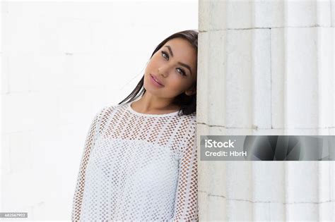 흰색 건물 기둥 배경 에 고립 된 긴 머리를 가진 예쁜 젊은 인도 여성의 초상화 20 24세에 대한 스톡 사진 및 기타 이미지