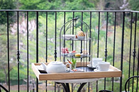 애프터눈 티는 뜨거운 차와 디저트가 있는 스탠드와 자연 배경의 테이블에 나무 쟁반이 있습니다 오후 차에 대한 스톡 사진 및 기타 이미지 Istock